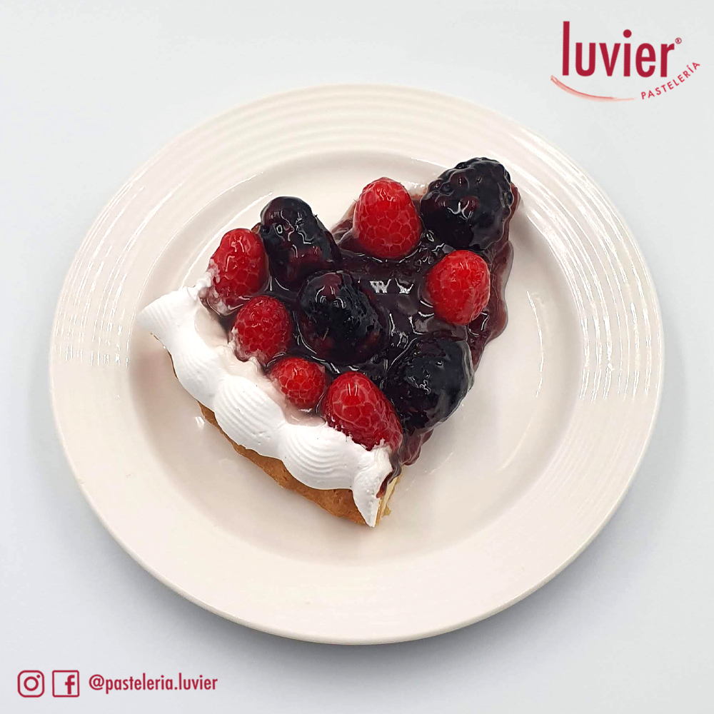 Pay de queso con frutos rojos – Luvier Pastelería